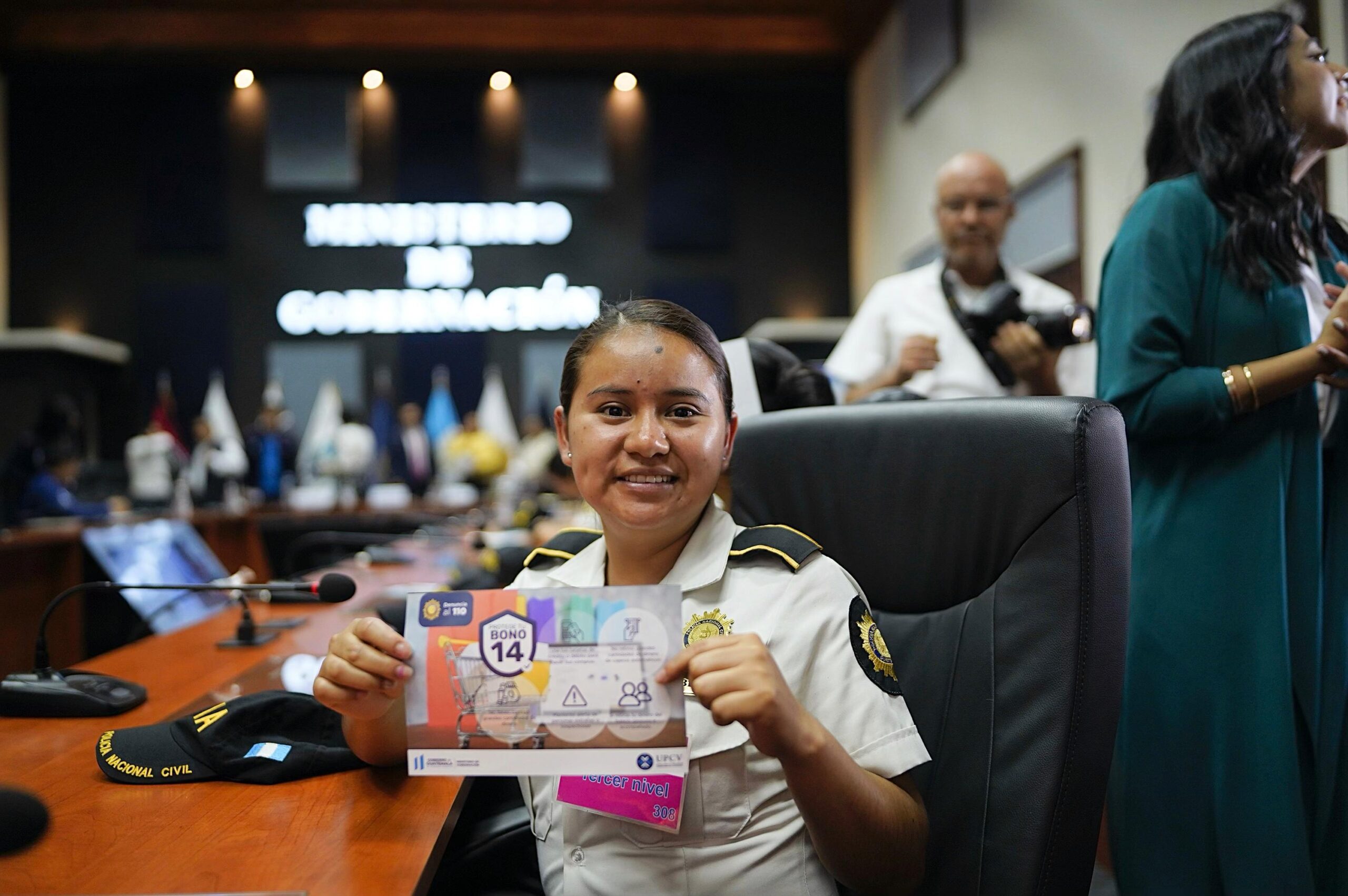 Mingob lanza campaña Protege tu Bono 14 | La Voz de Guate