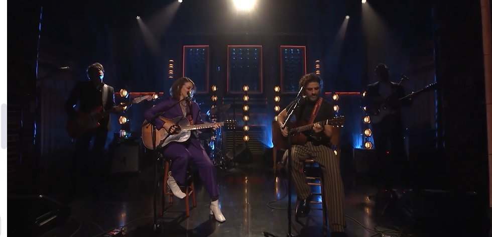 Emotiva velada en The Tonight Show con Gaby Moreno y Óscar Isaac ...