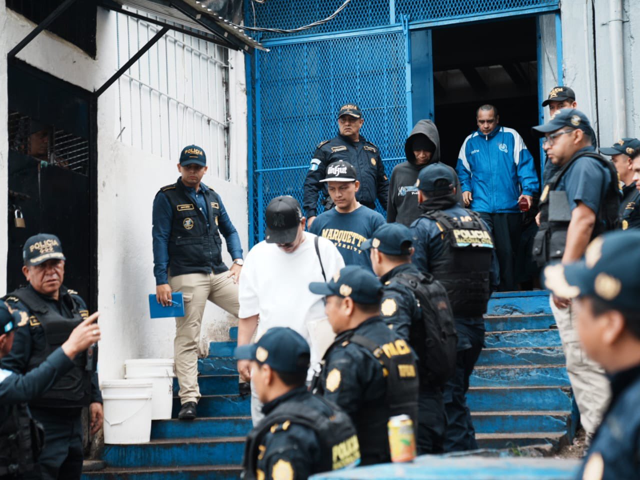 Requisa simultánea en cárceles de El Boquerón y Quiché | La Voz de Guate